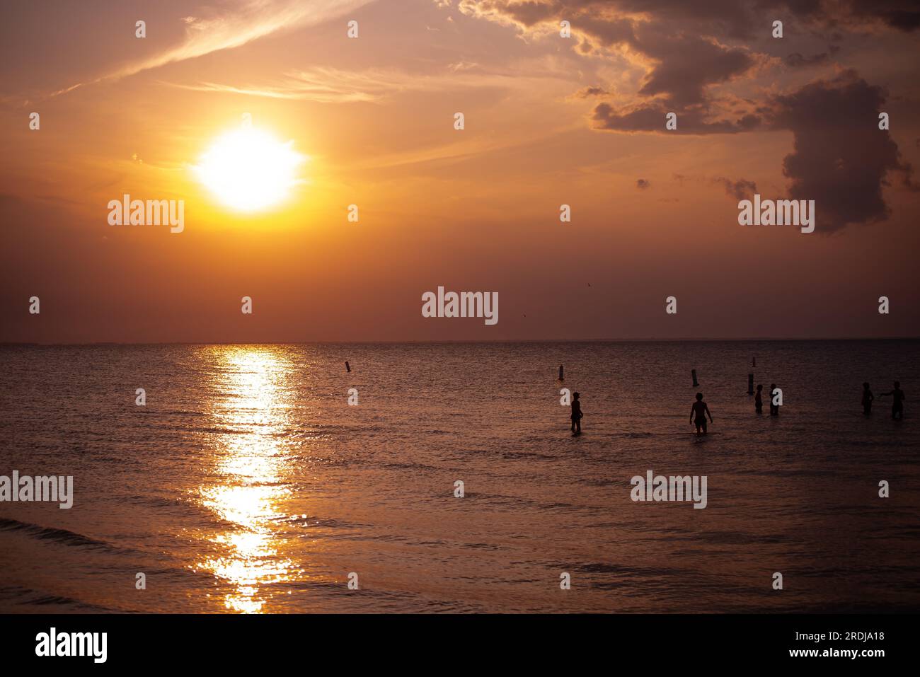 Picture of the sun setting at a beach Stock Photo - Alamy