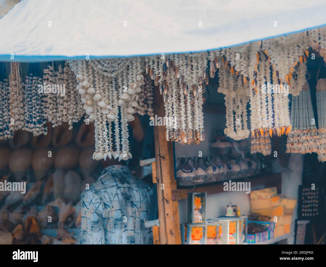 Shell shop hi-res stock photography and images - Alamy