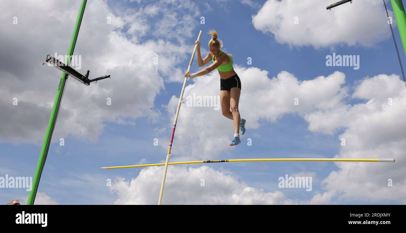 Pole vault crossbar hi-res stock photography and images - Alamy