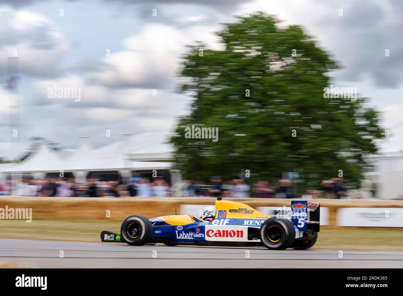 Williams FW14B F1 Grand Prix car speeding up the hill at the 2023 ...
