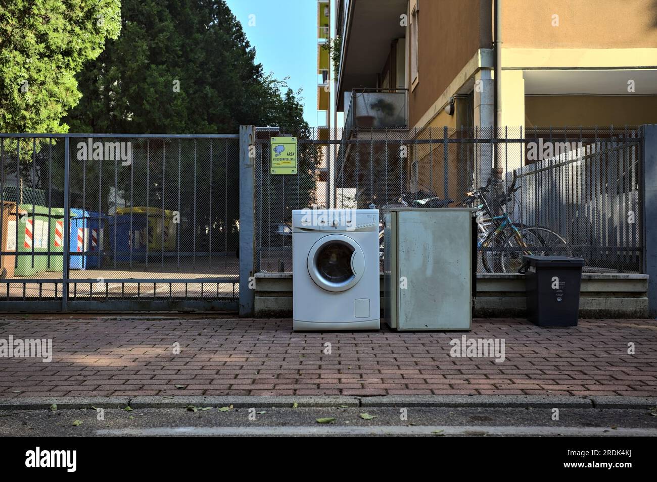 Broken washing machine hi-res stock photography and images - Alamy