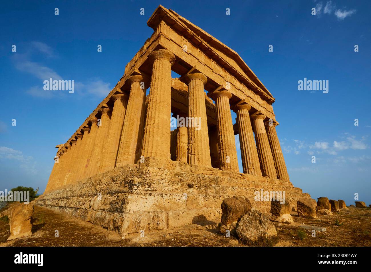 Evening light, super wide angle shot, complete temple, front and side ...
