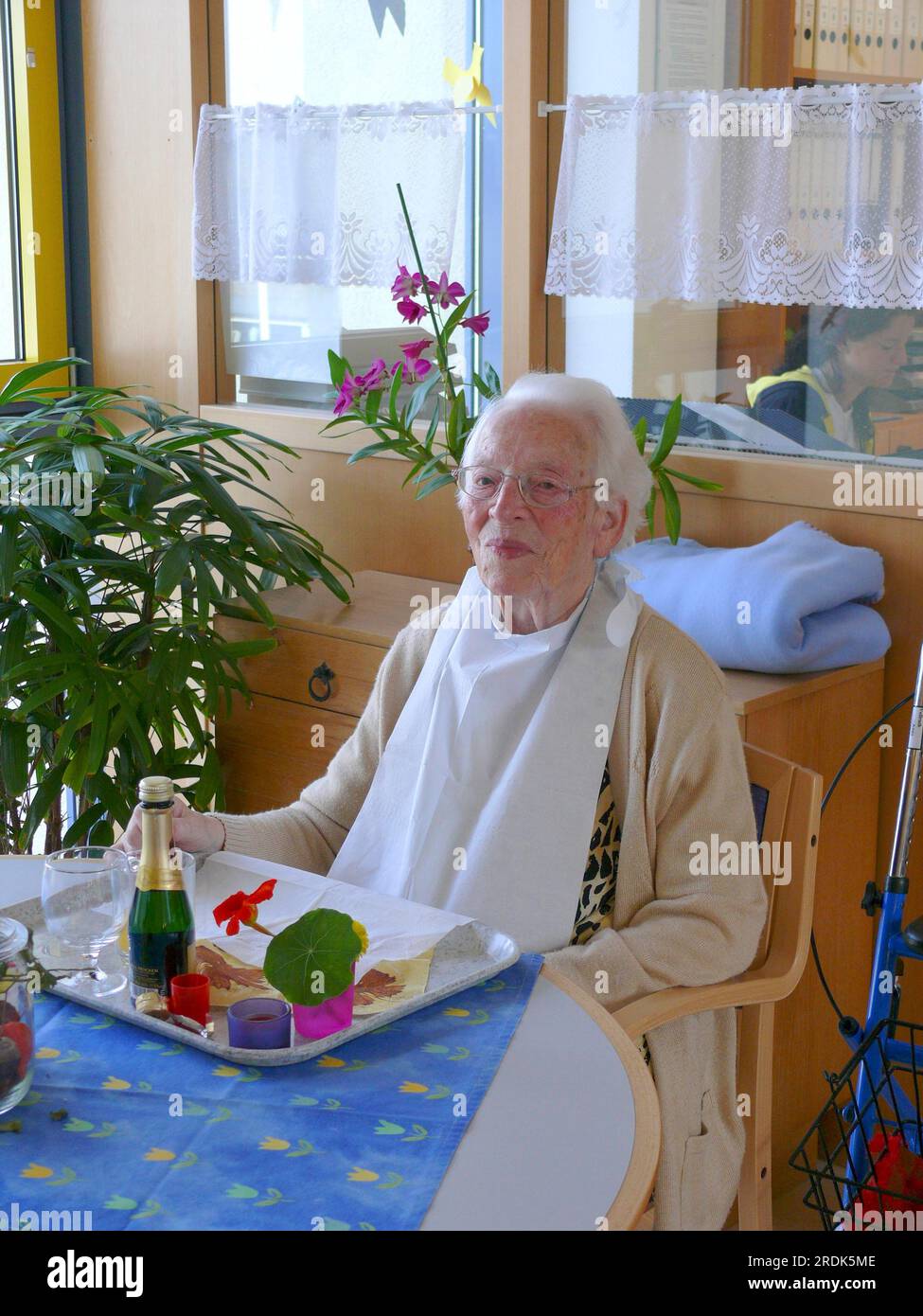 Birthday party at the old people's home, coffee and cake in the ...
