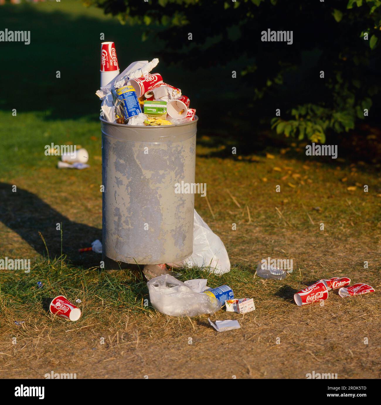 Overflowing litter bin Stock Photo - Alamy Overflowing litter bin Stock Photo - Alamy