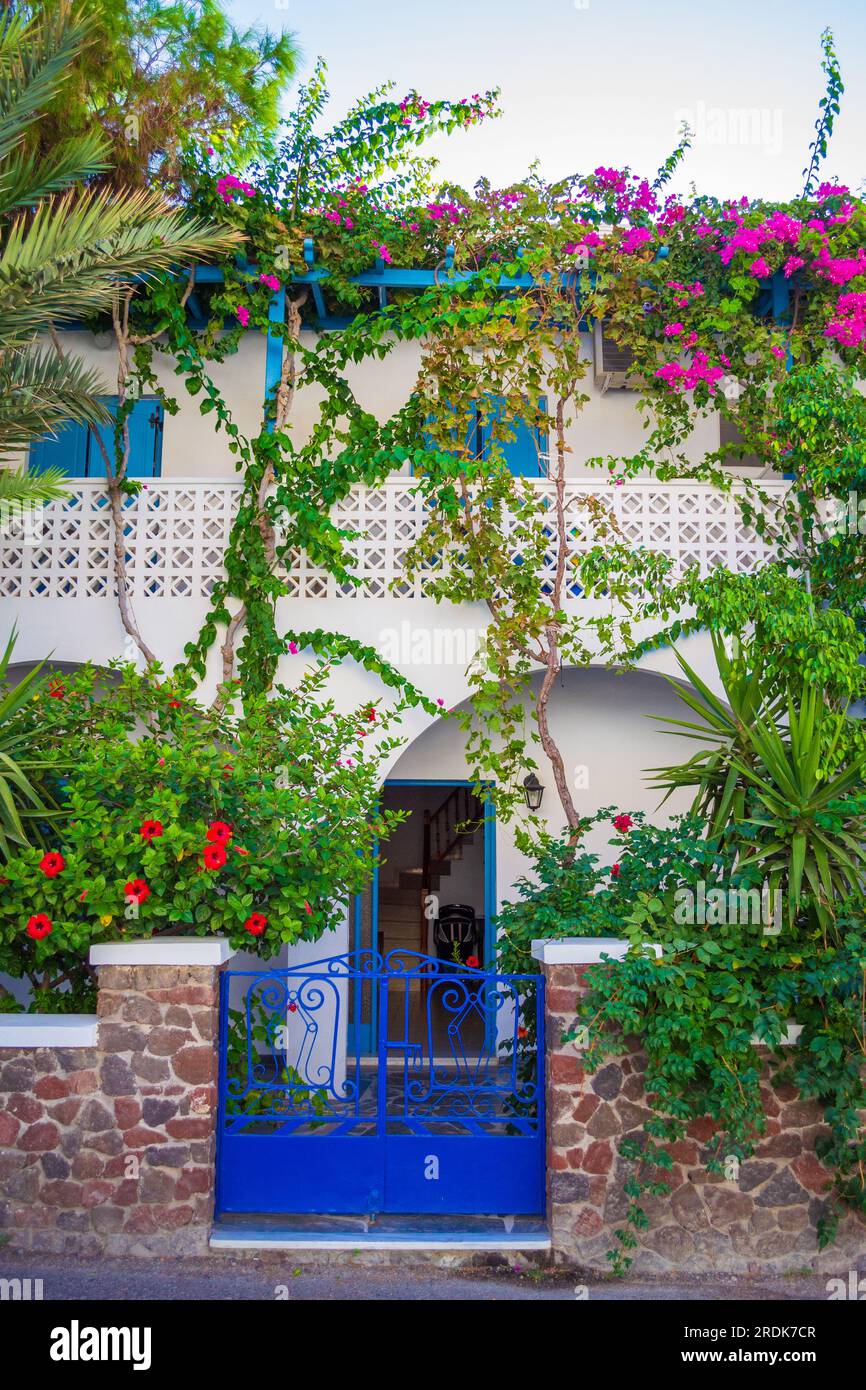 White cycladic style house hi-res stock photography and images - Alamy