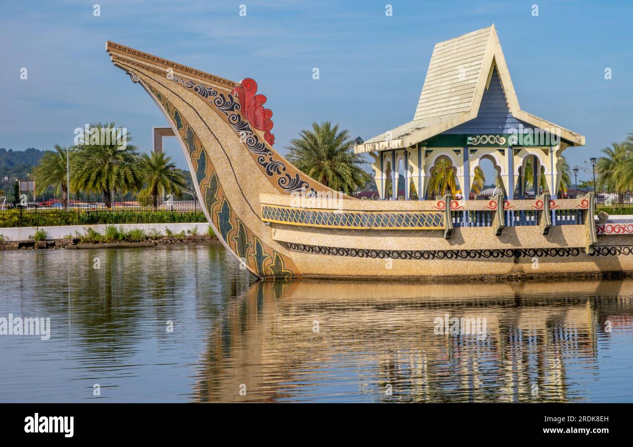 Large boat in a lake at the Omar Ali Saifuddien Mosque in Brunei Stock ...