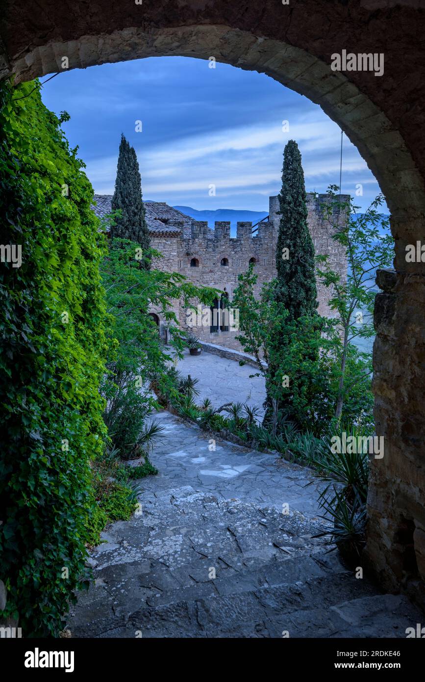 Nubes castillo medieval hi-res stock photography and images - Alamy
