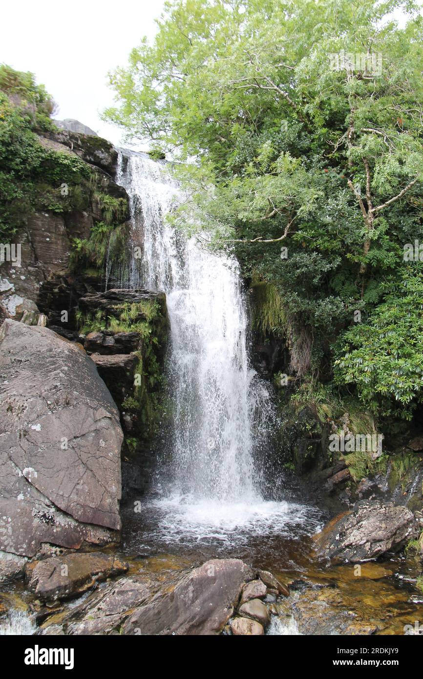 Water cascading rockface hi-res stock photography and images - Alamy