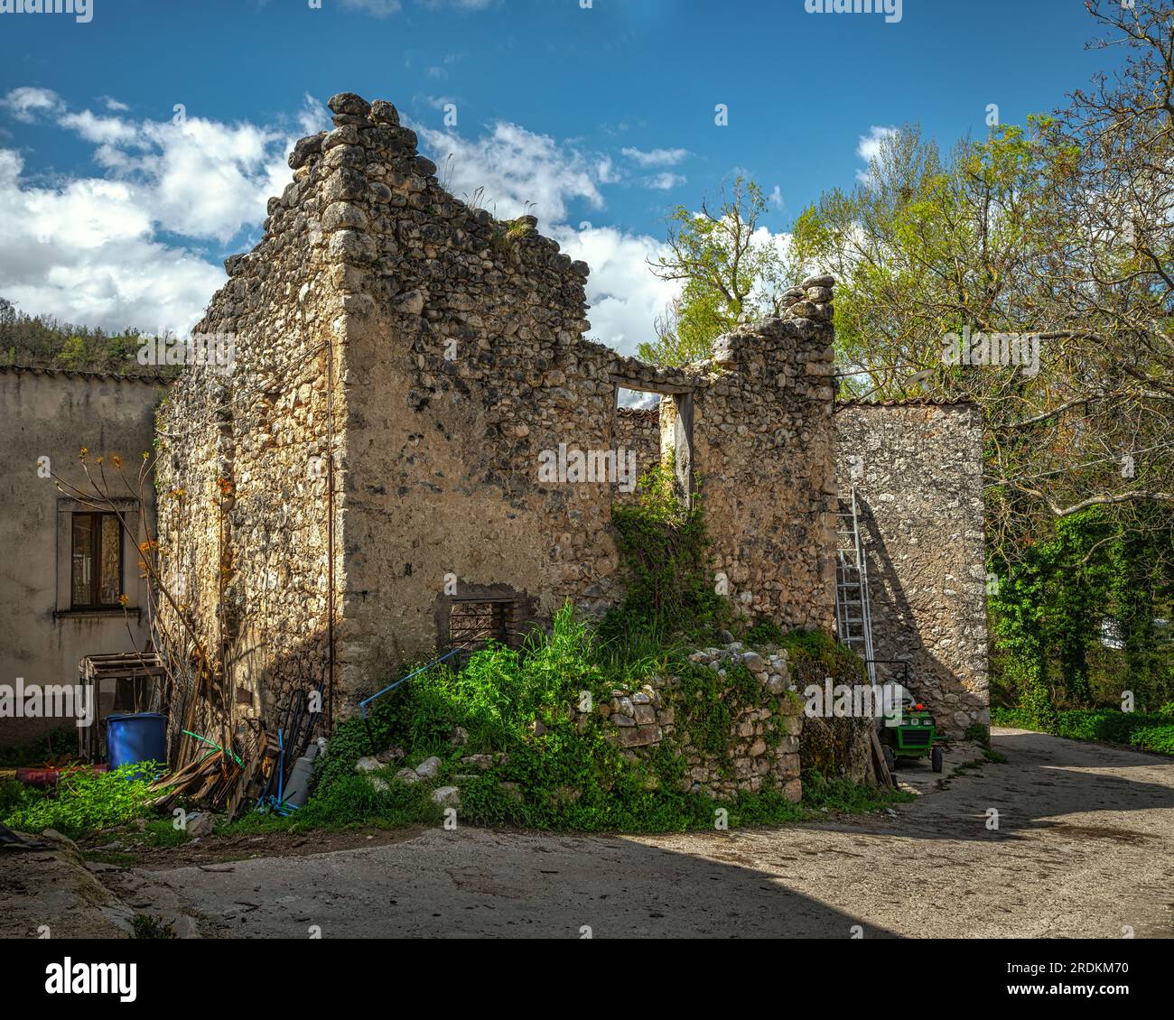 Dilapidated wall with hole hi-res stock photography and images - Alamy