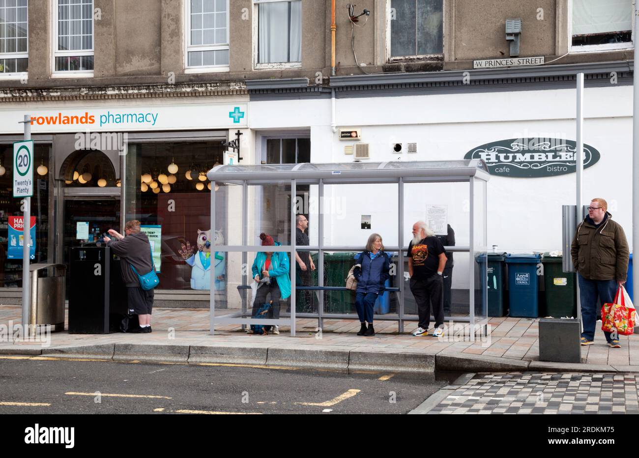 Bus stop shelter litter bin hi-res stock photography and images - Alamy