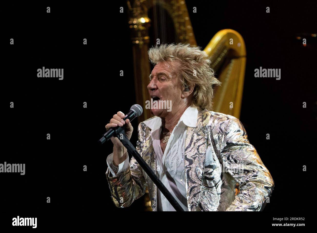 Massive concert of the legendary singer Rod Stewart at the Starlite in ...