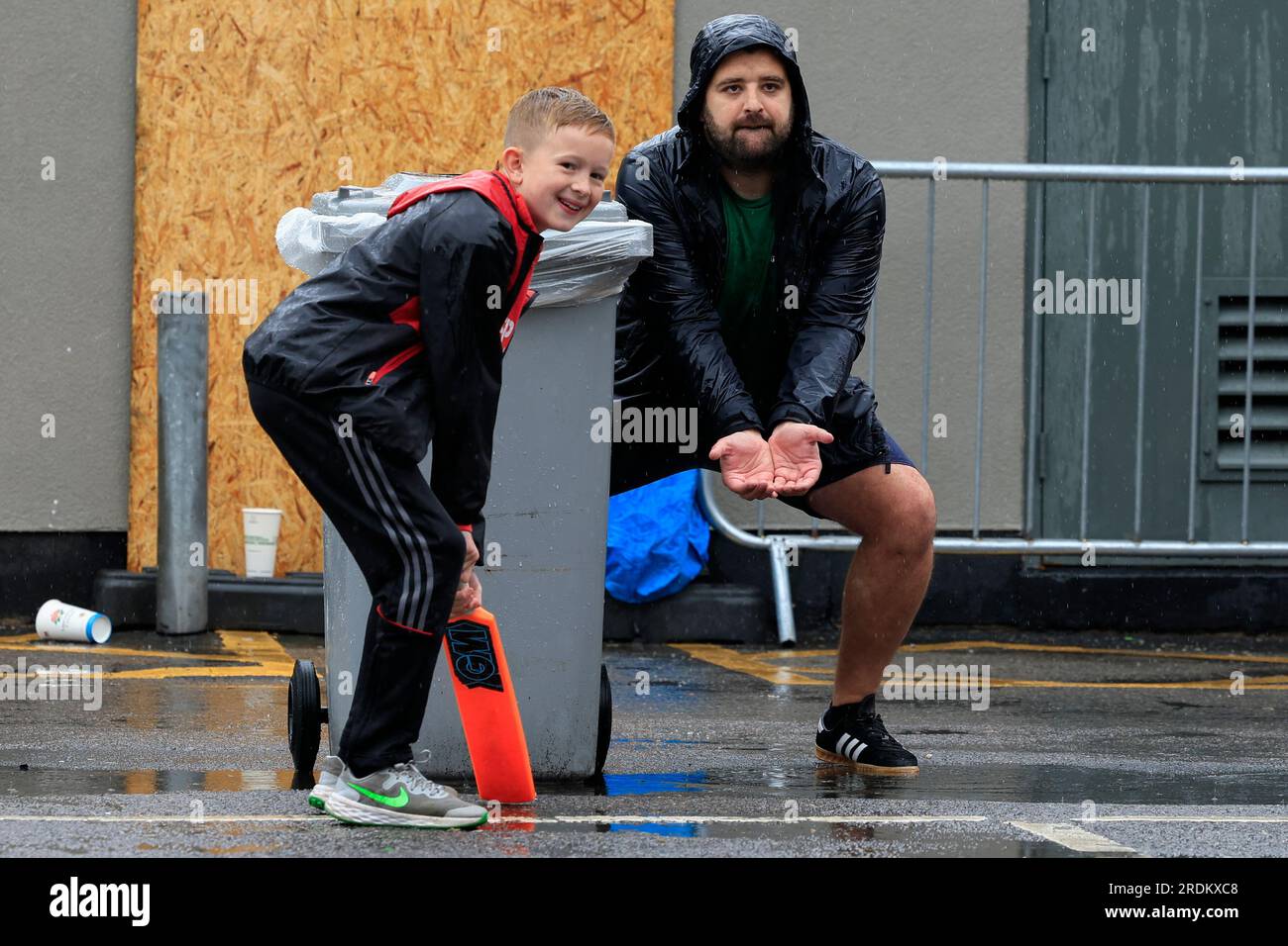 Cricket in the rain hi-res stock photography and images - Alamy