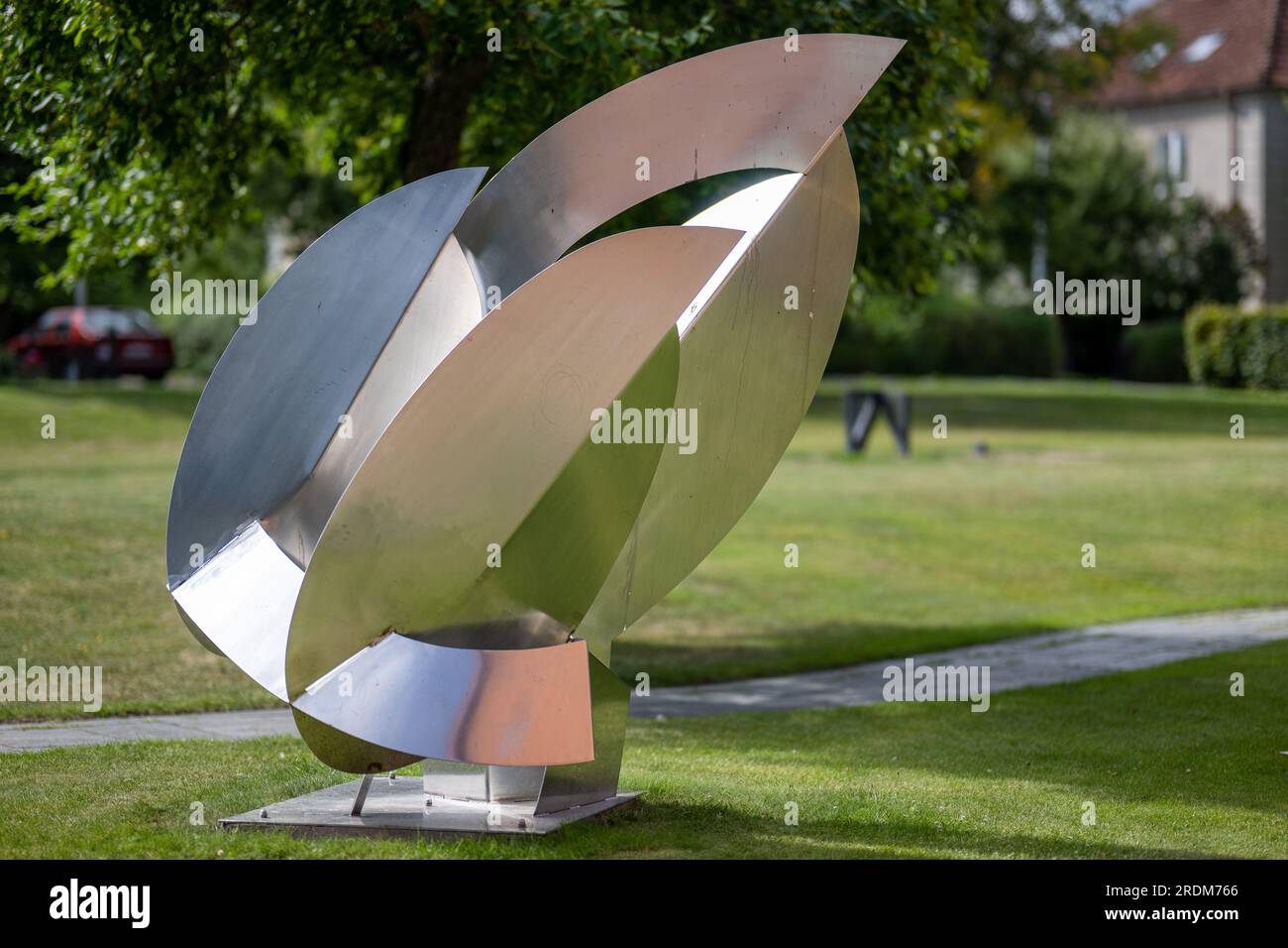 Three leaves by Elli Hemberg in stainless steel in the sculpture park ...
