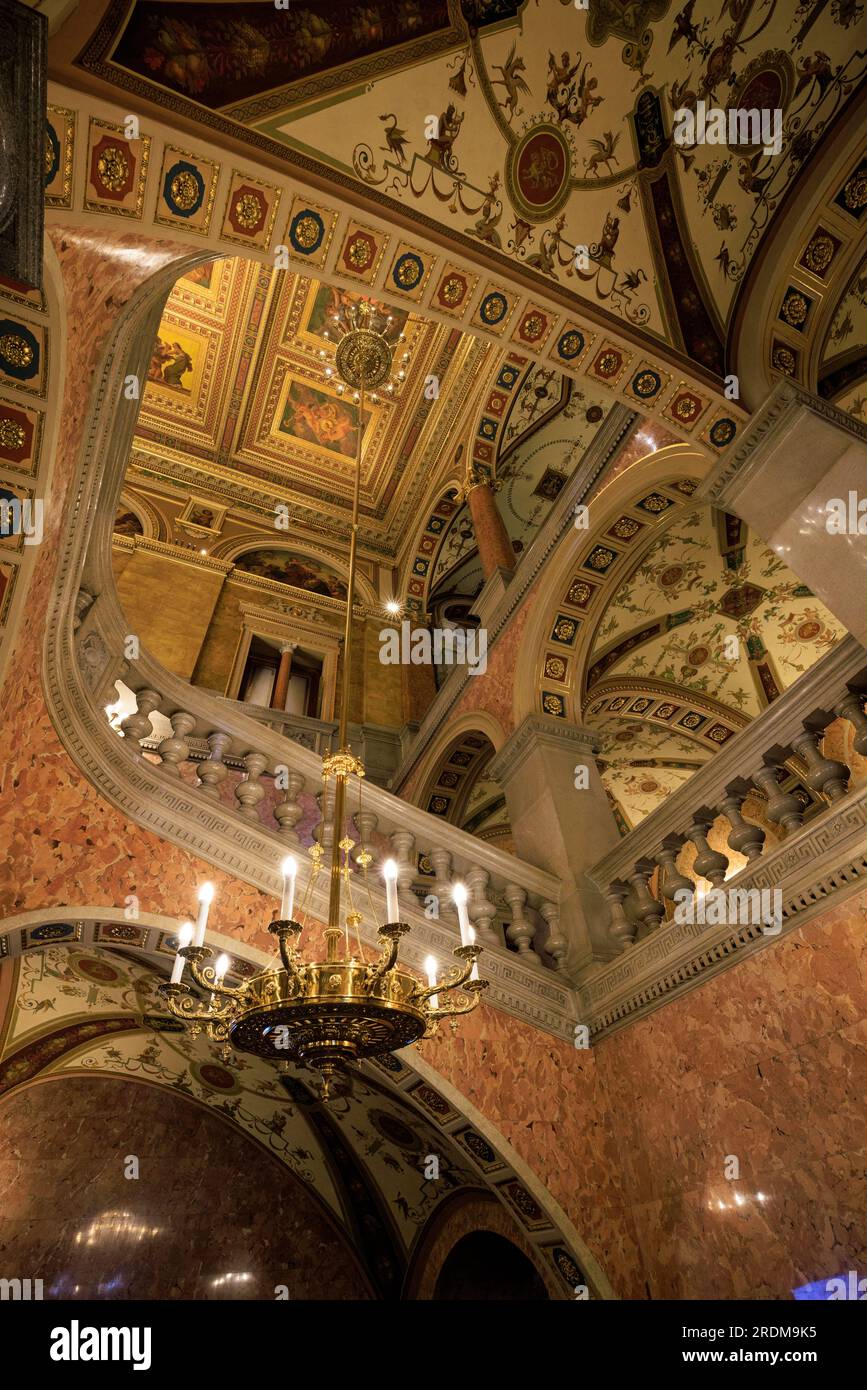 The ornate decorations of the Hungarian State Opera House, Budapest ...