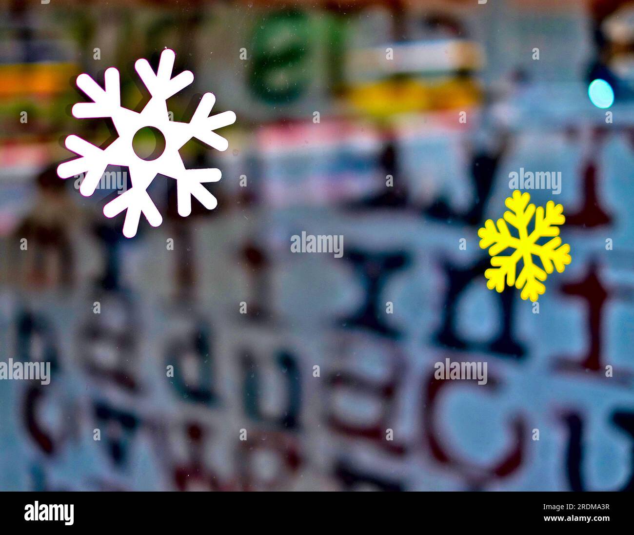 White snow flakes christmas hi-res stock photography and images - Alamy