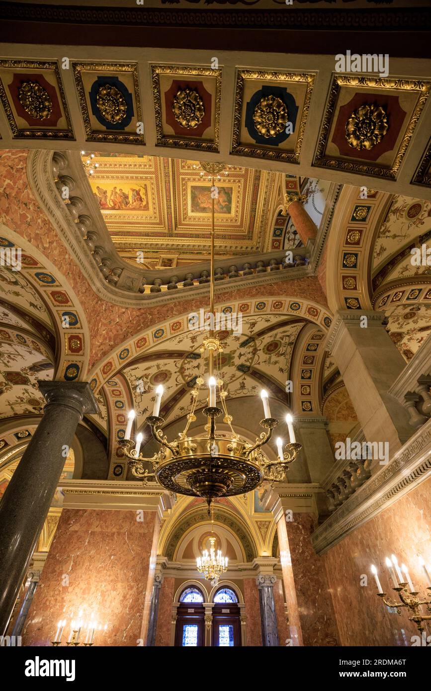 The ornate decorations of the Hungarian State Opera House, Budapest ...