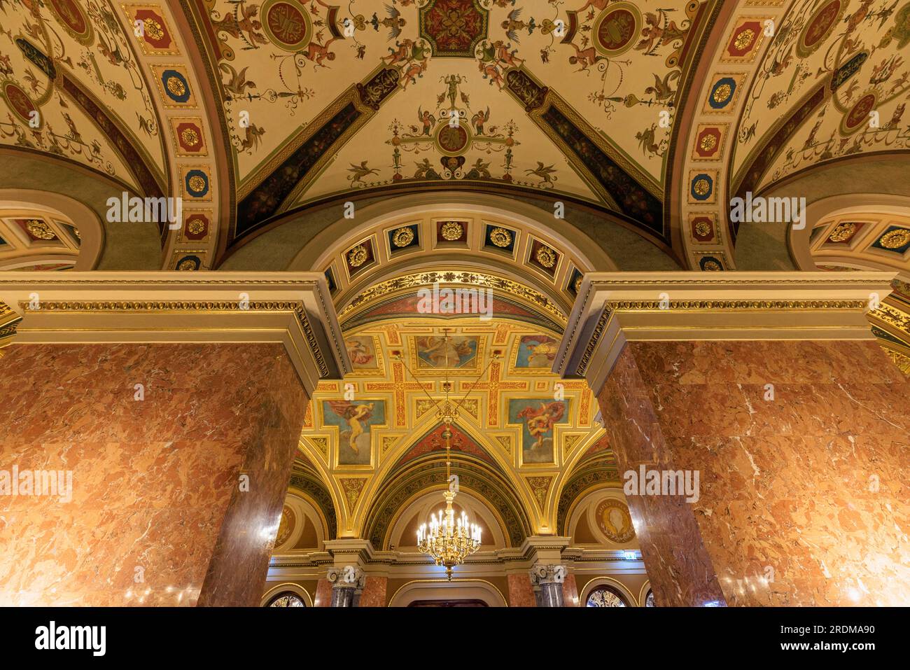 The ornate decorations of the Hungarian State Opera House, Budapest ...