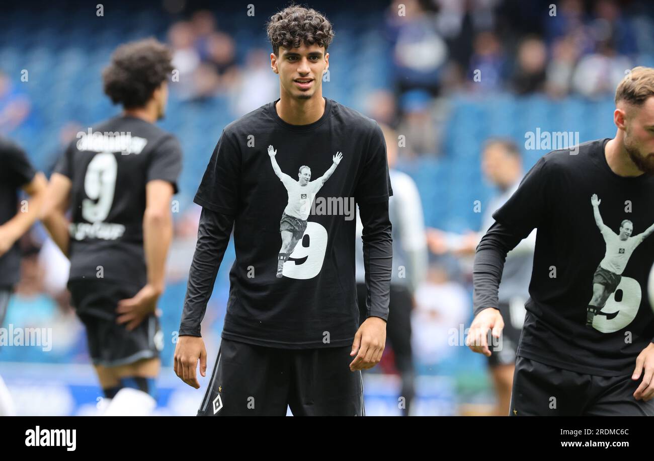 Hamburger SV Players pre-match warm-up, wearing tribute tops for a team ...