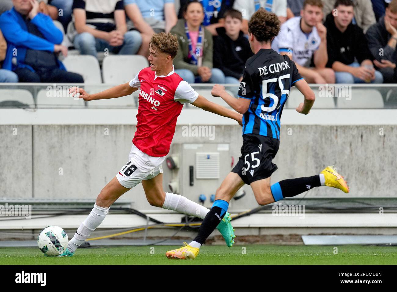 BRUGES - (lr) Sven Mijnans of AZ Alkmaar, Maxim de Cuyper of Club ...