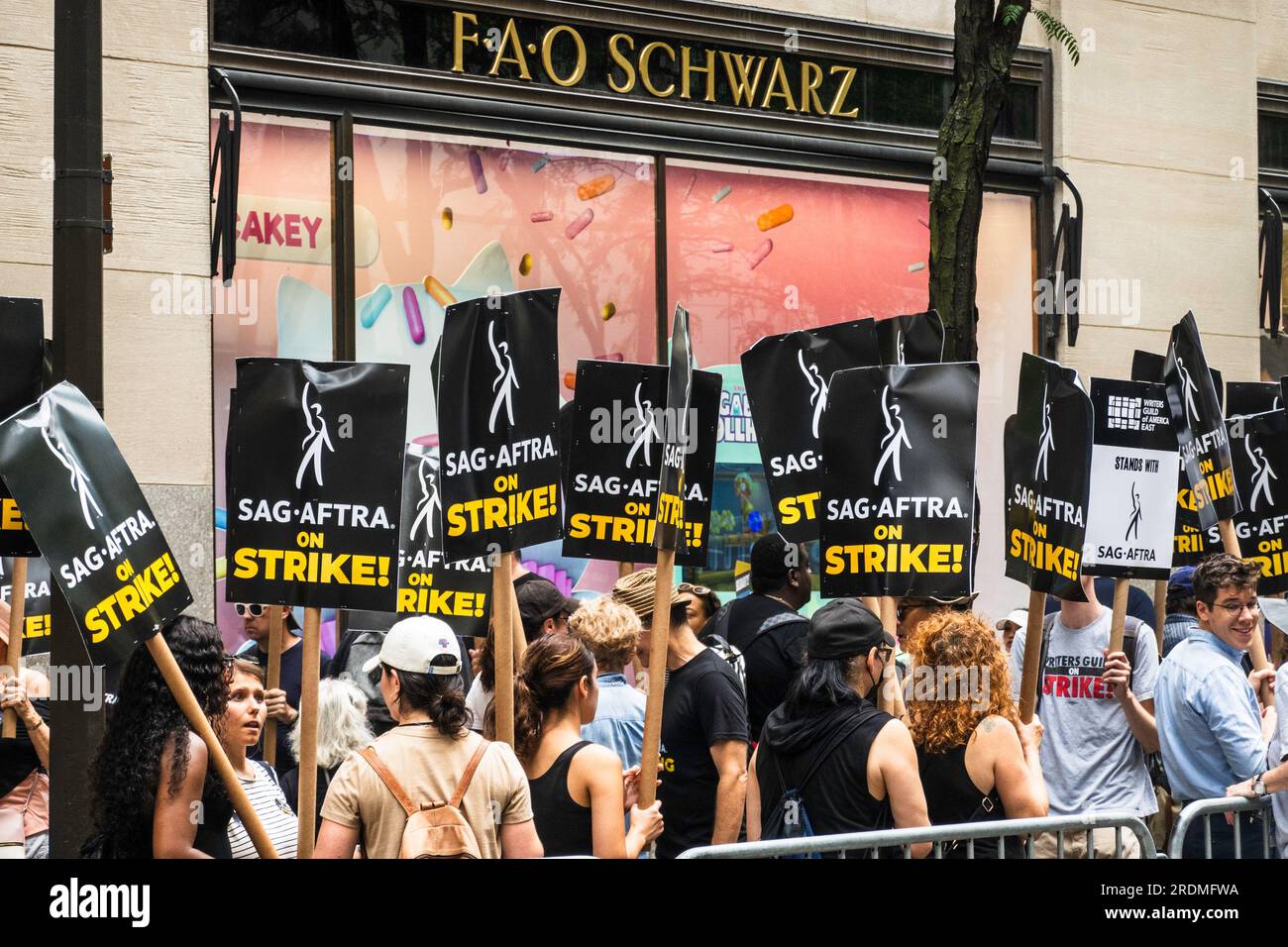 SAG and AFTRA picket line in Rockefeller Center drew large crowds on ...
