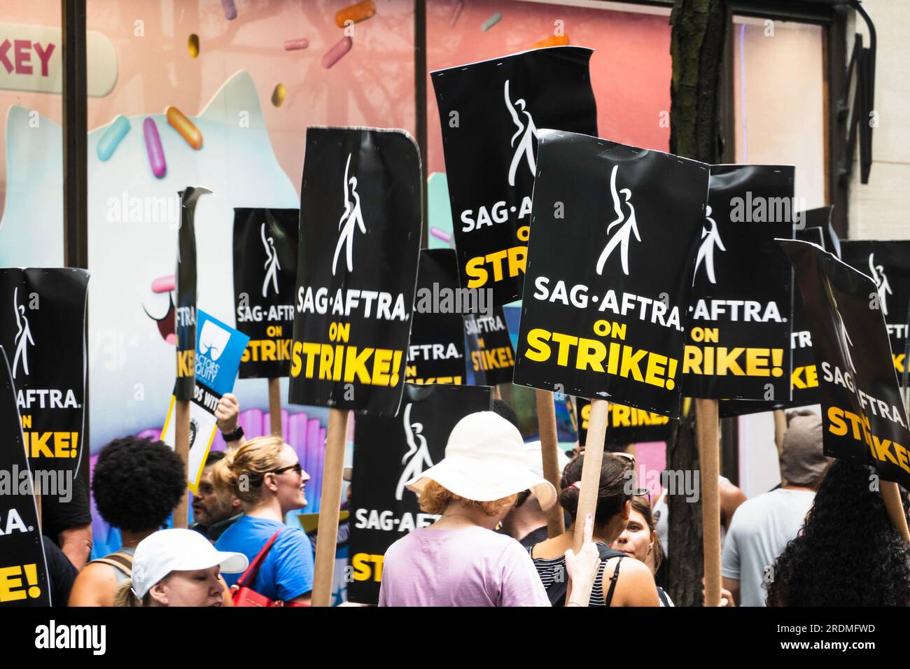 SAG and AFTRA picket line in Rockefeller Center drew large crowds on ...