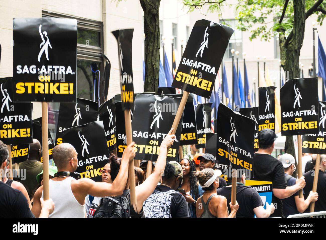 SAG and AFTRA picket line in Rockefeller Center drew large crowds on ...