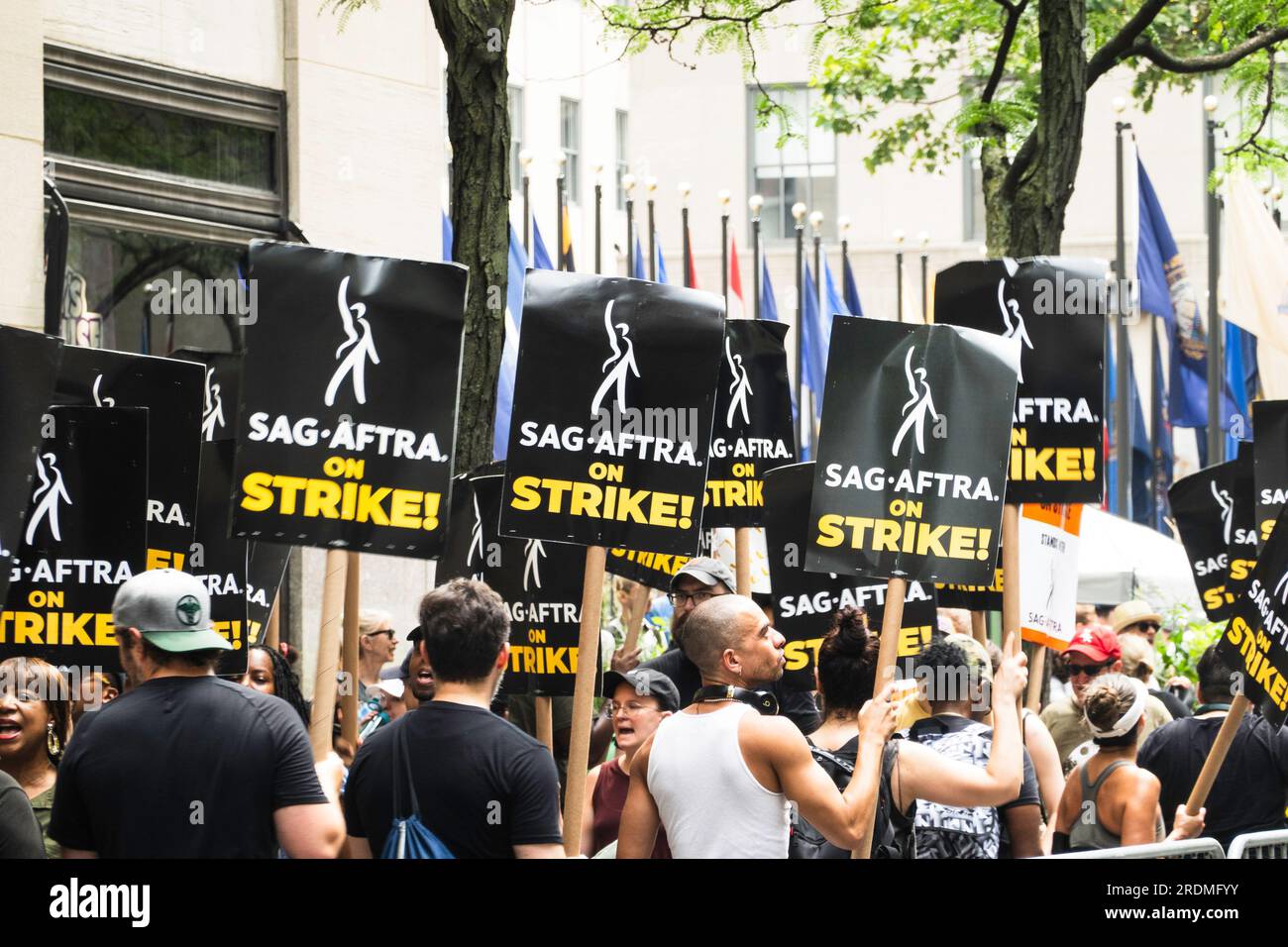 SAG and AFTRA picket line in Rockefeller Center drew large crowds on ...