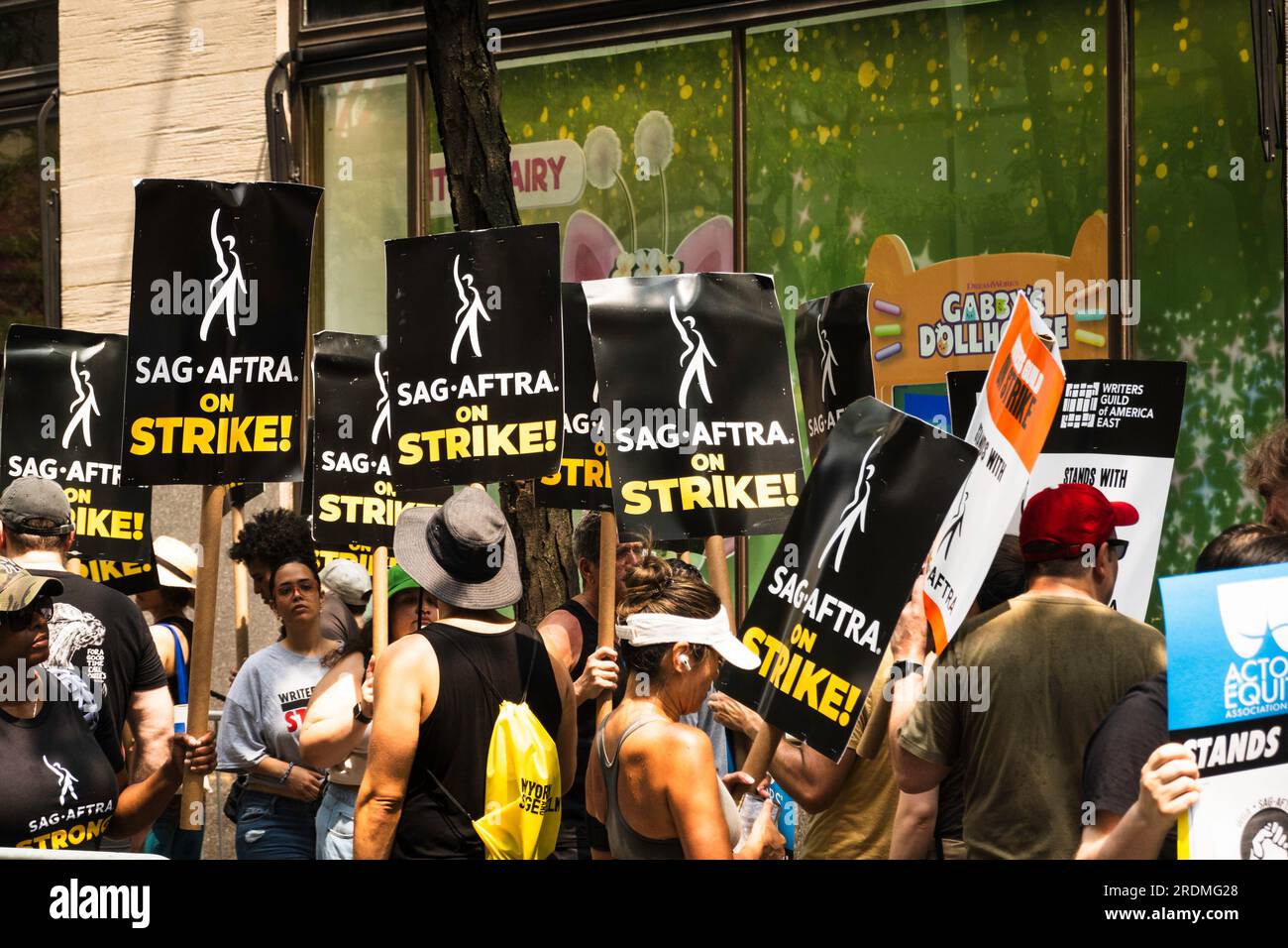 SAG and AFTRA picket line in Rockefeller Center drew large crowds on ...