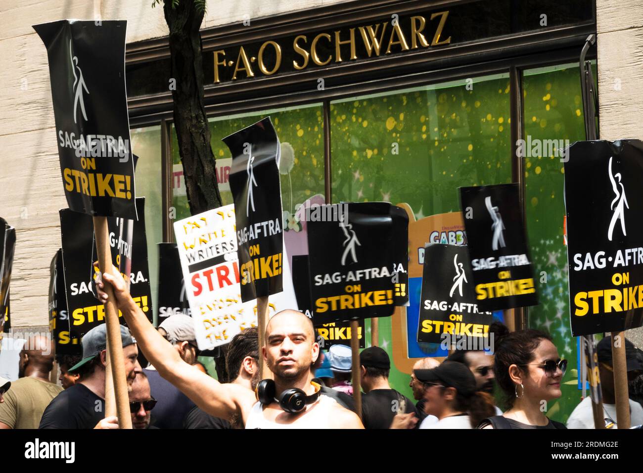 SAG and AFTRA picket line in Rockefeller Center drew large crowds on ...