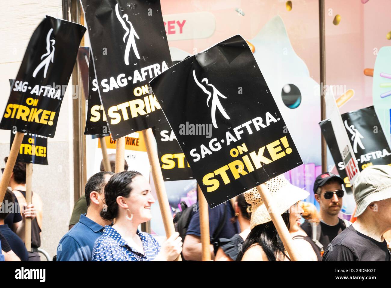 SAG and AFTRA picket line in Rockefeller Center drew large crowds on ...