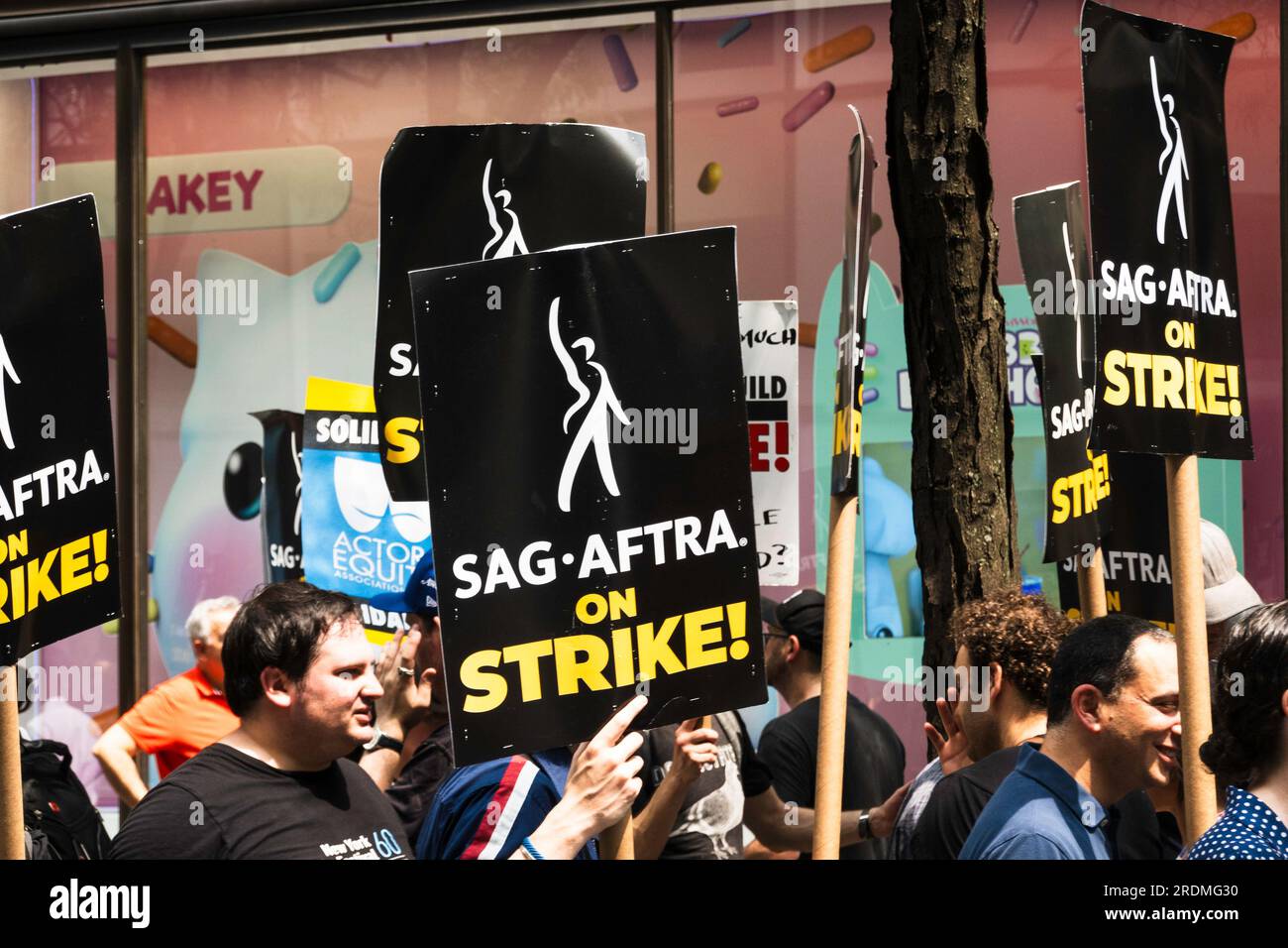 SAG and AFTRA picket line in Rockefeller Center drew large crowds on ...