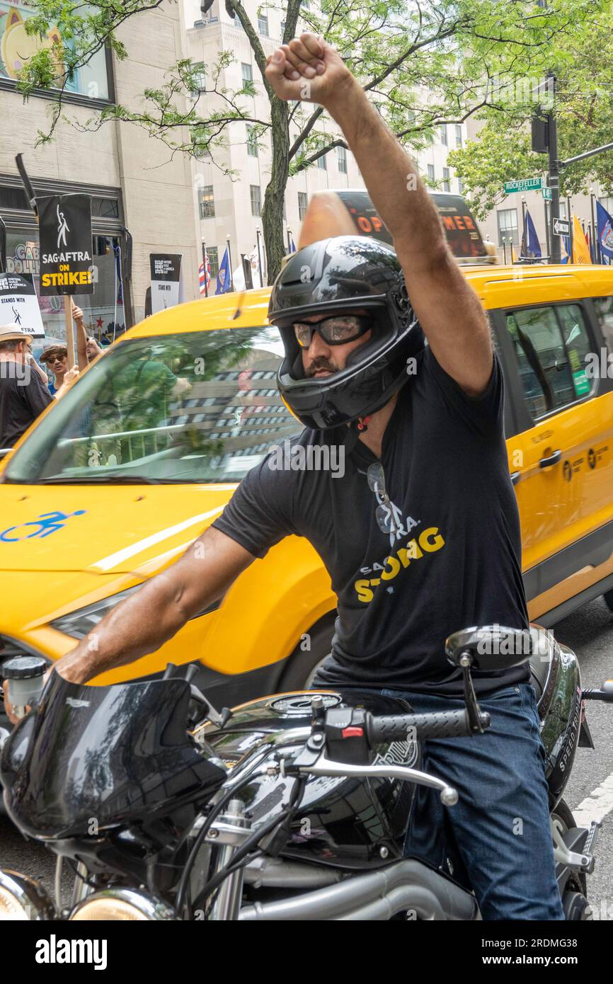 SAG and AFTRA picket line in Rockefeller Center drew large crowds on ...