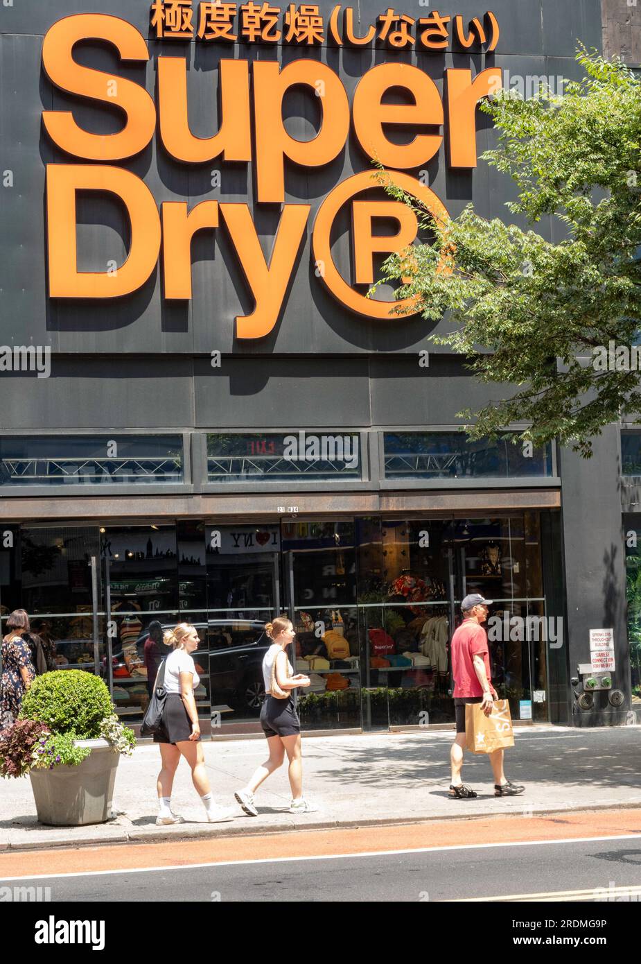 Super dry storefront hi-res stock photography and images - Alamy