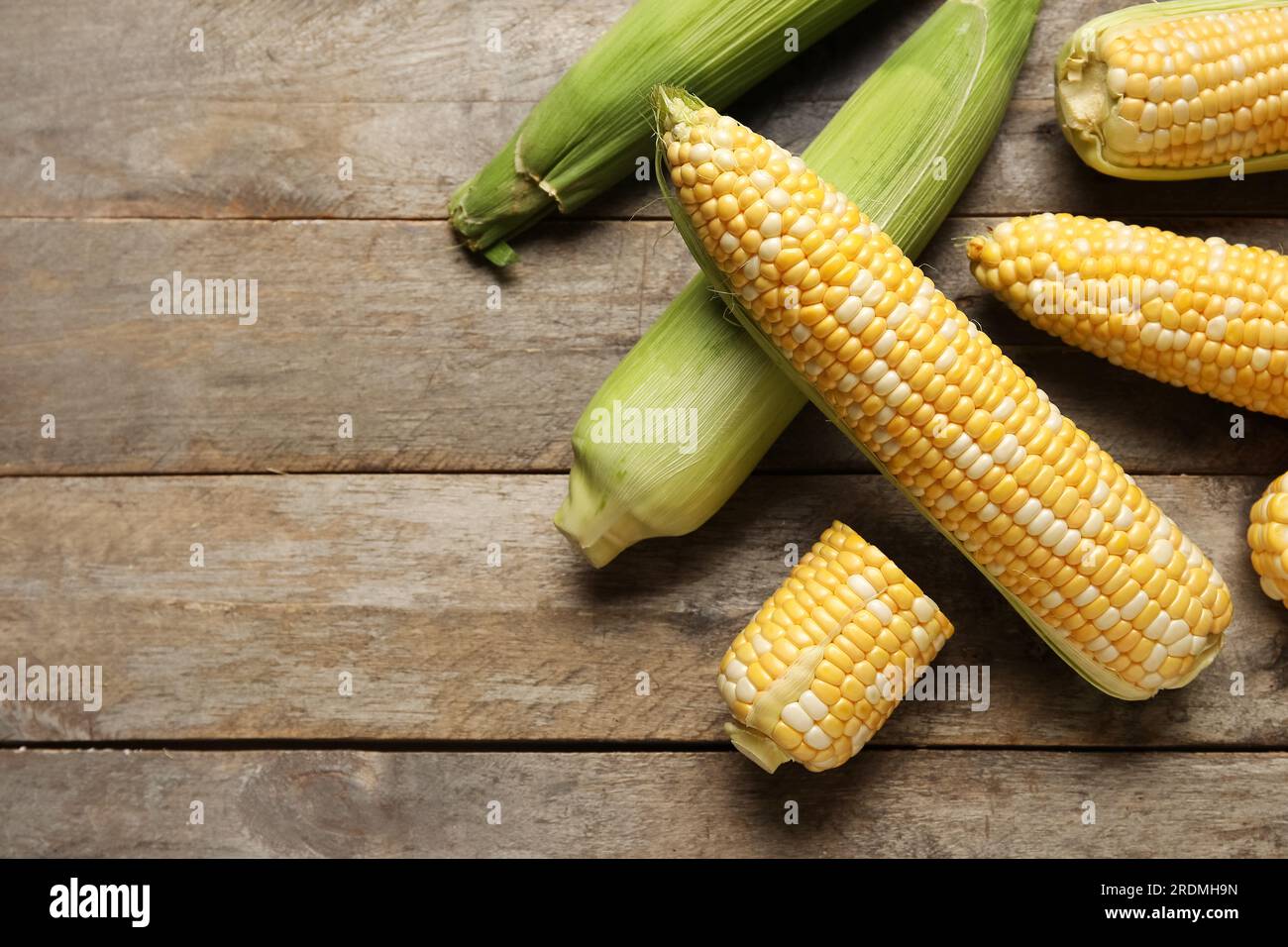 Fresh corn cobs on wooden background Stock Photo - Alamy