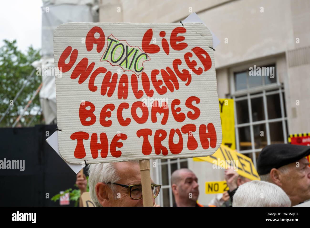 Charges for ulez hi-res stock photography and images - Alamy