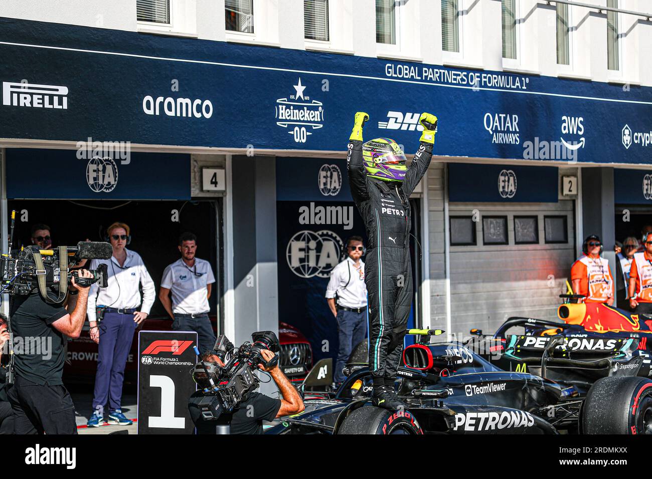 Lewis Hamilton (GBR) Mercedes W14 E Performance celebrating pole ...