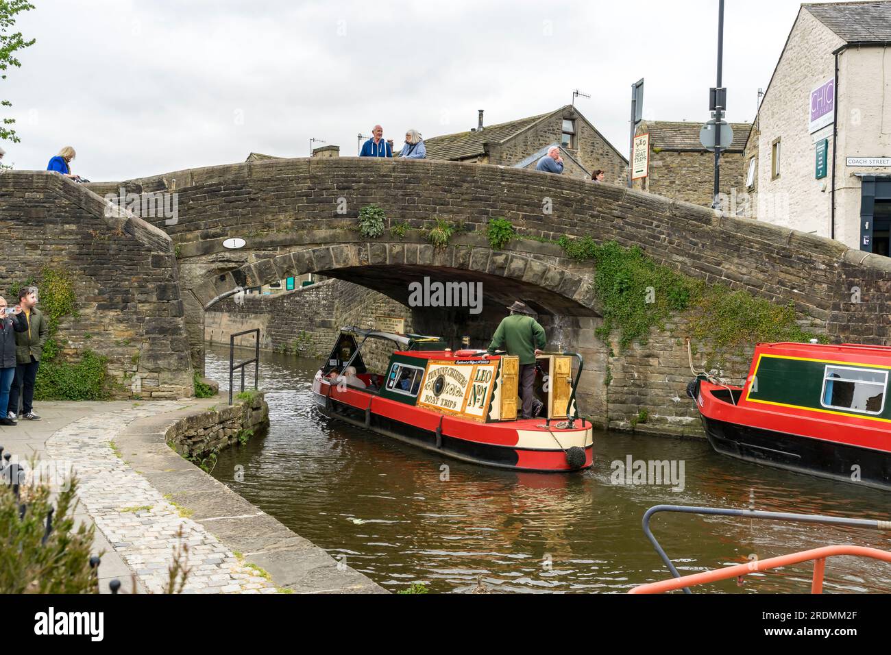 LEO Number 1 Pennine Cruisers narrow boat leaving Skipton canal basin ... LEO Number 1 Pennine Cruisers narrow boat leaving Skipton canal basin ...