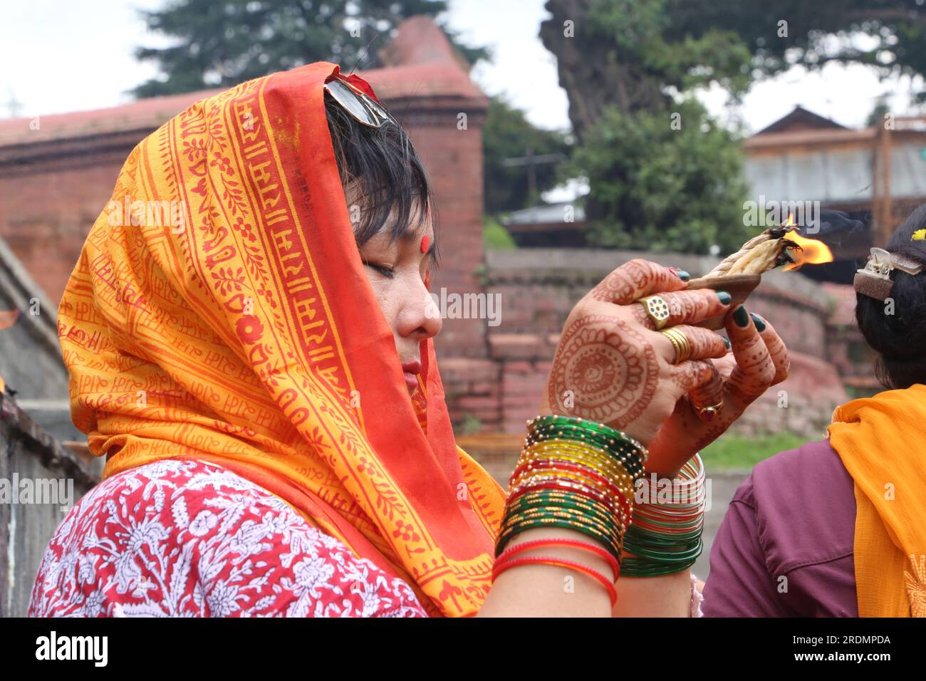 Devotees praying at Pashupatinath Stock Photo - Alamy