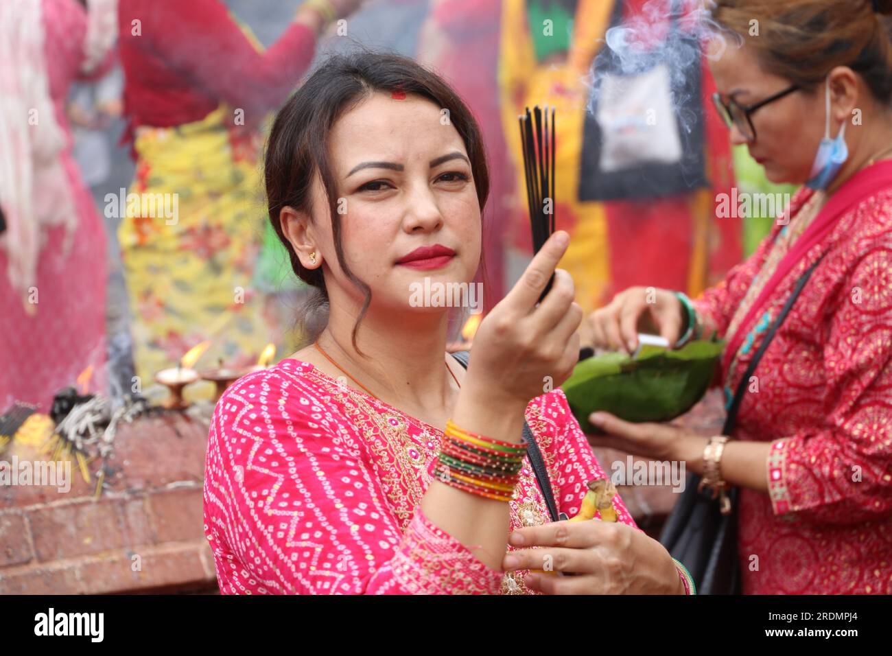 Devotees praying at Pashupatinath Stock Photo - Alamy