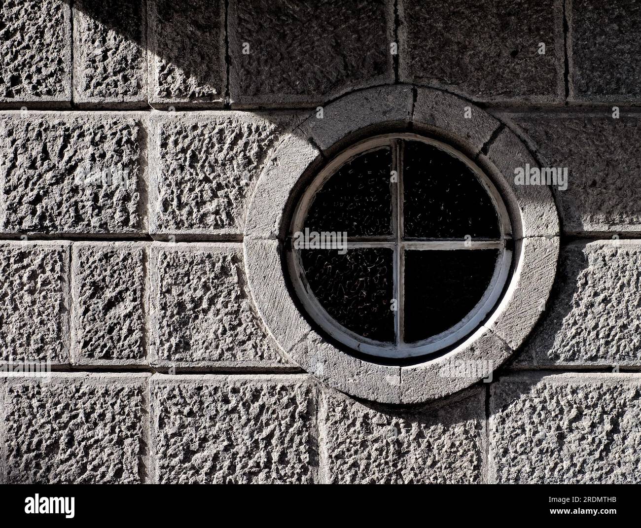 A perfect round porthole (oeil-de-beuf) window in a perfect sandstone ...