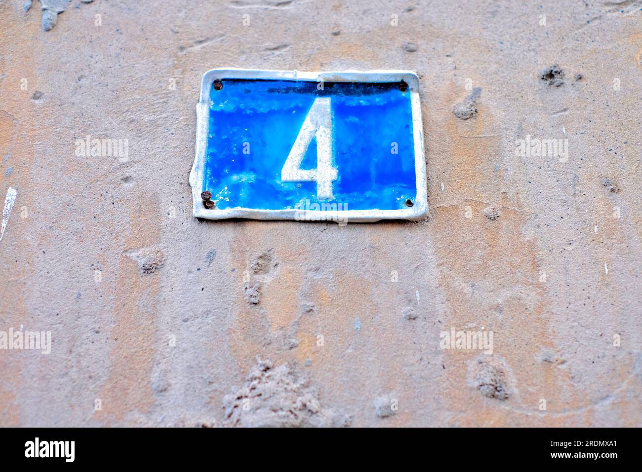 Number 4, four, blue plate on a pale weathered wall Stock Photo - Alamy