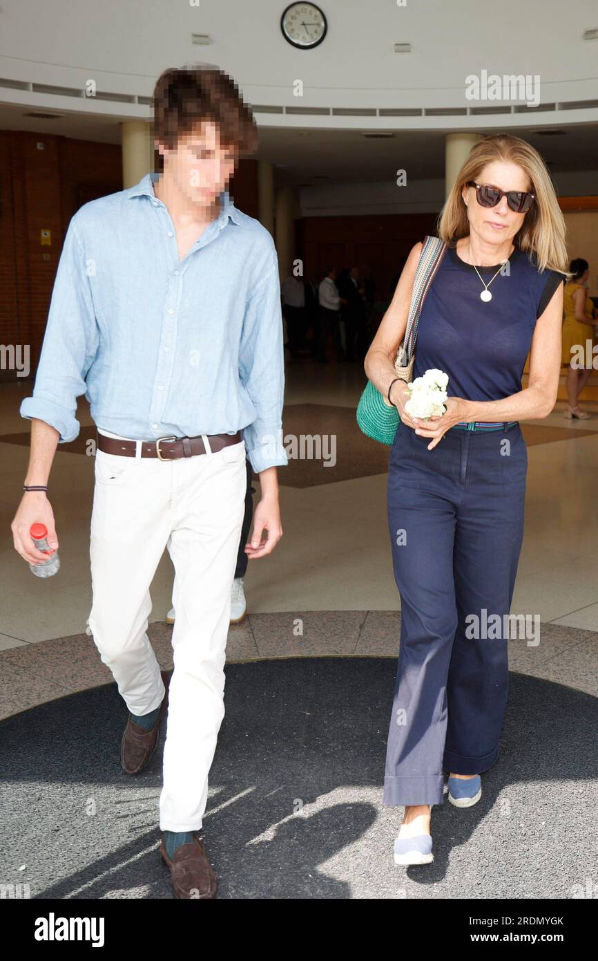 Maria Chavarri and her son leave the mass at the Tanatorio de la Paz ...