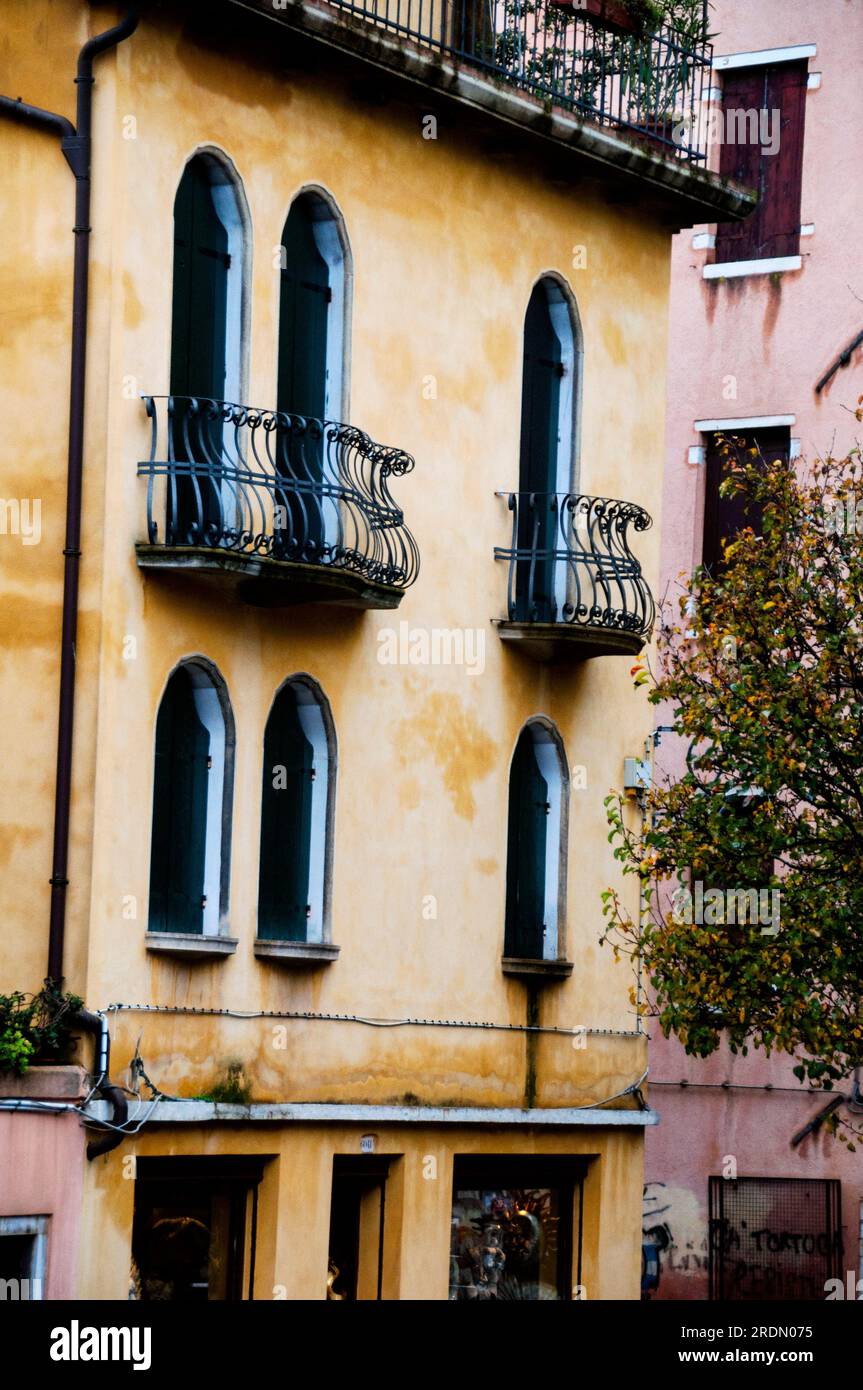 Renaissance arched windows hi-res stock photography and images - Alamy