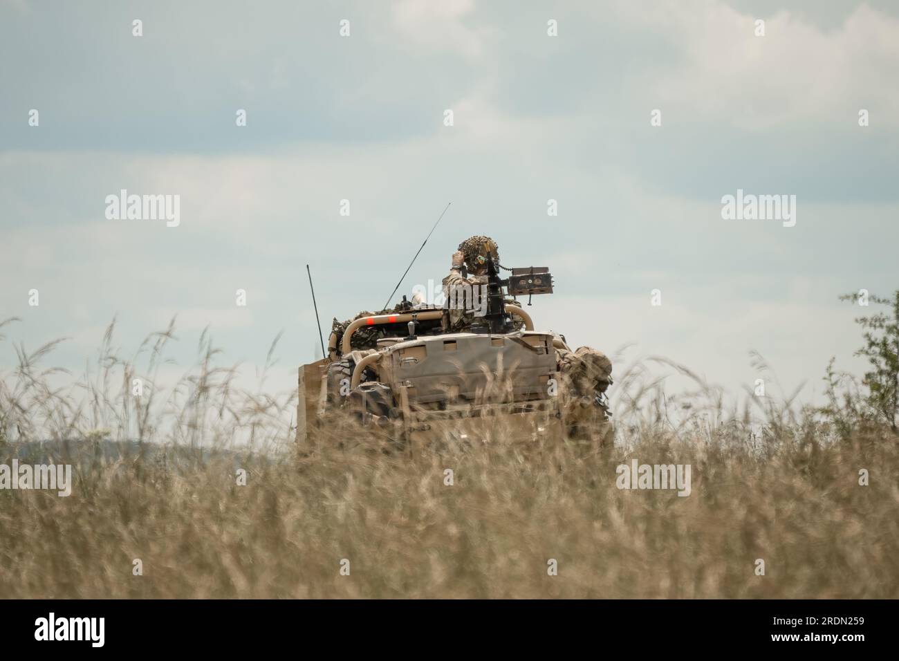 Soldier using binoculars hi-res stock photography and images - Alamy