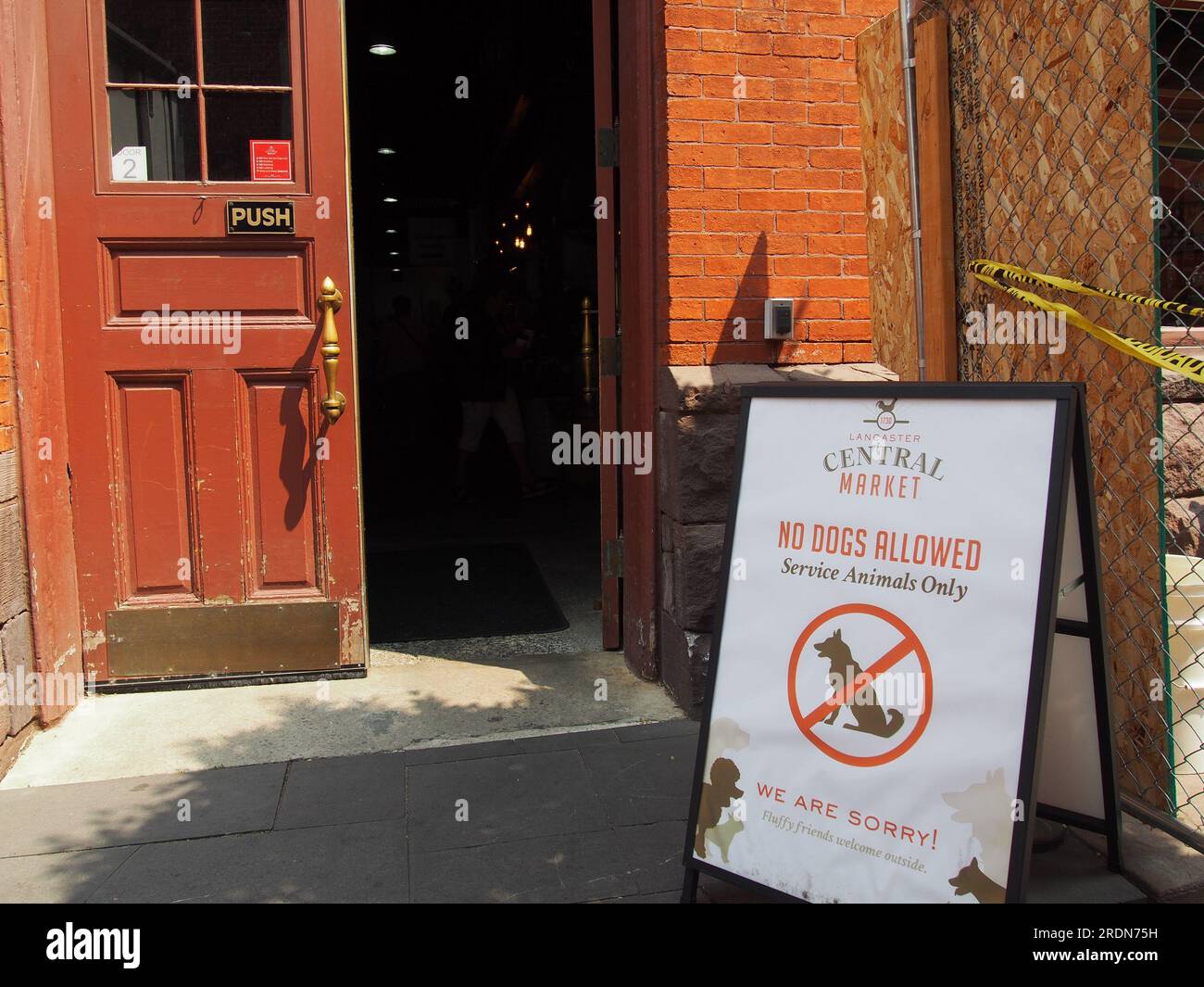 Service dogs only sign hi-res stock photography and images - Alamy