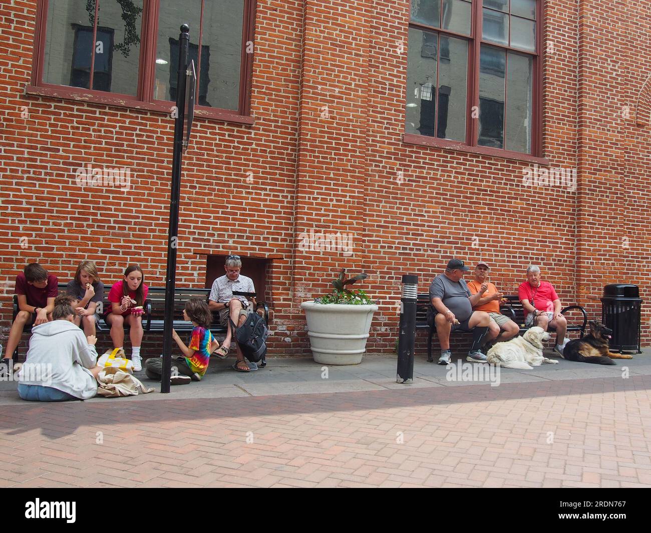 Relaxing lunch time people benches hi-res stock photography and images ...