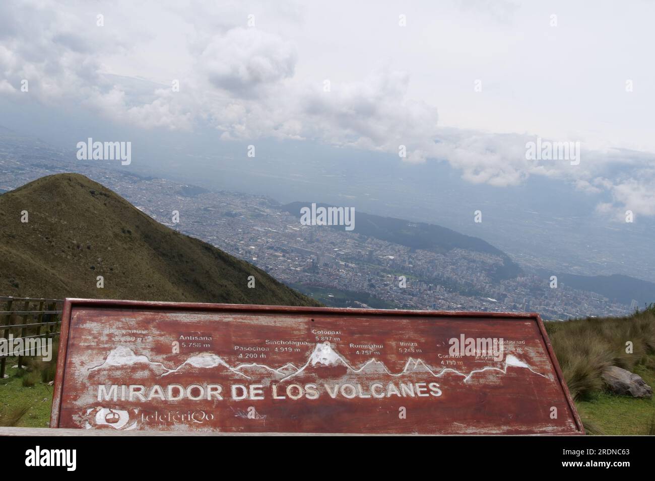 Volcanes de ecuador hi-res stock photography and images - Alamy