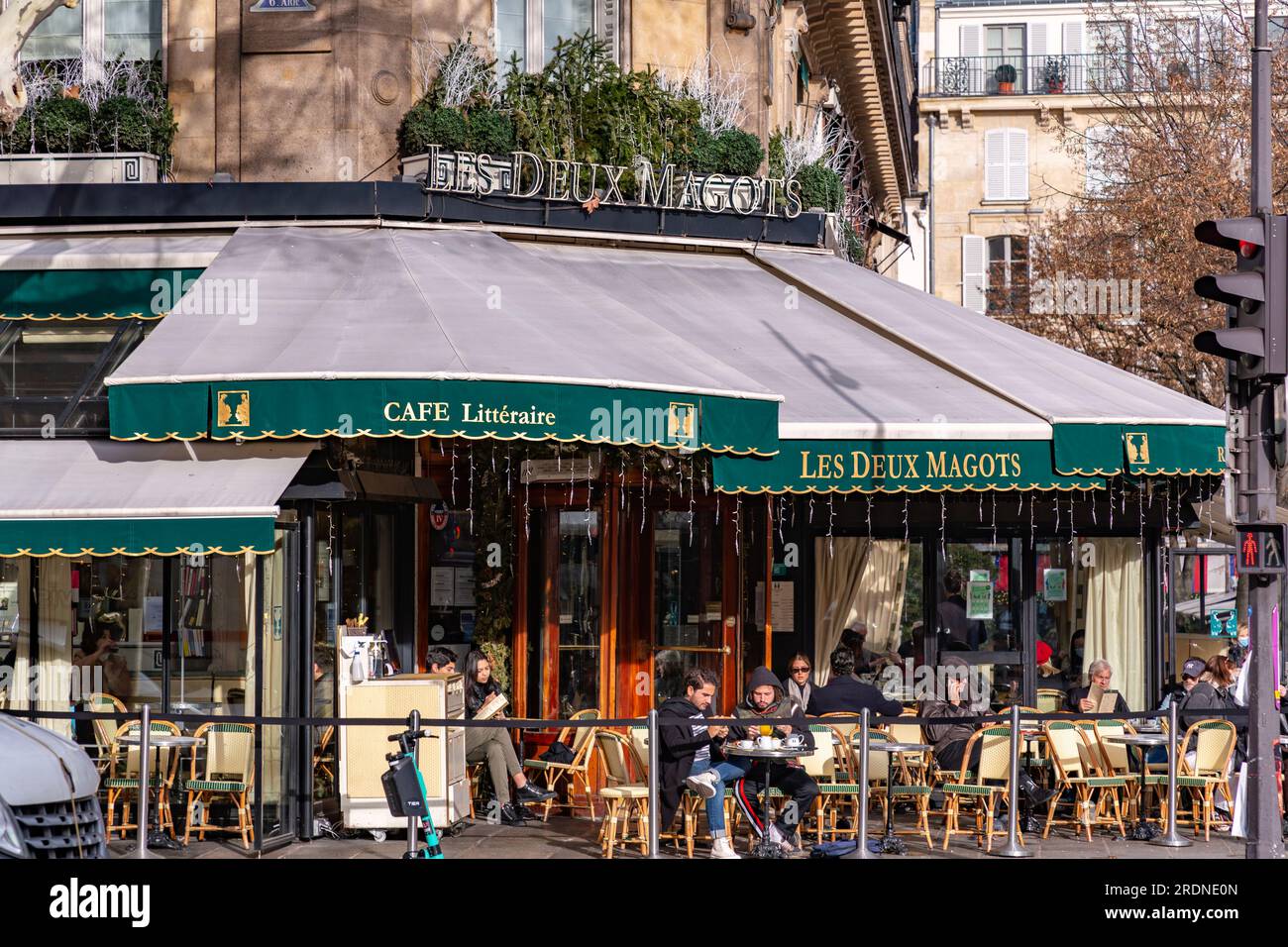 Corner building cafe paris hi-res stock photography and images - Alamy