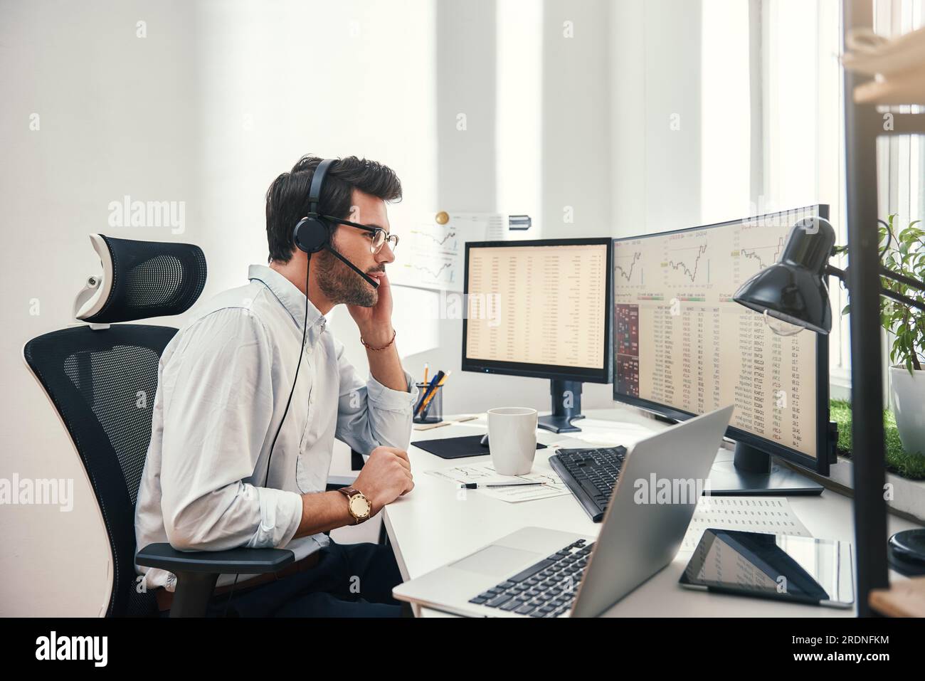 Trading center and client hi-res stock photography and images - Alamy