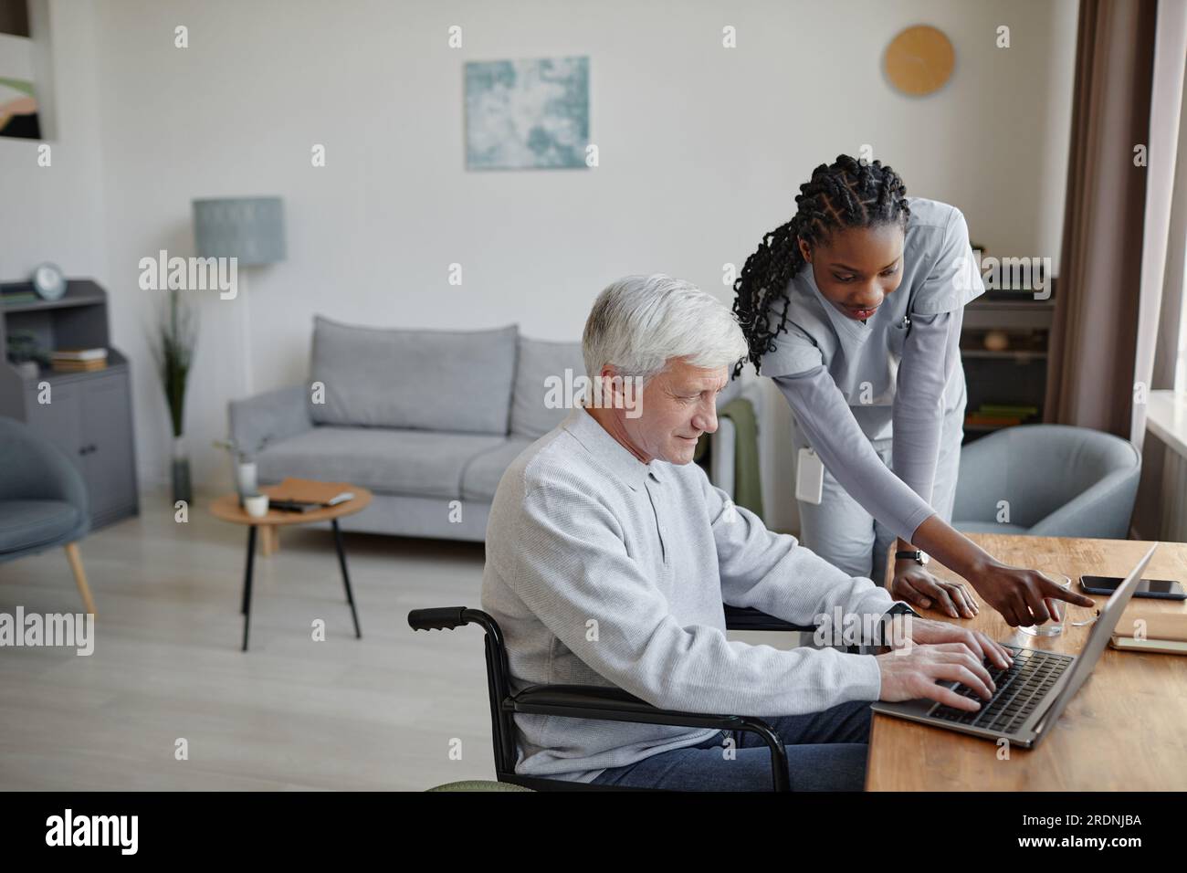 Elderly computer help black hi-res stock photography and images - Alamy